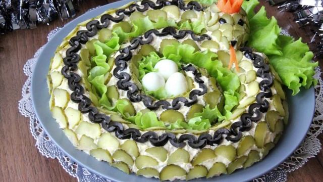 Праздничный салат «Змейка» с курицей и черносливом