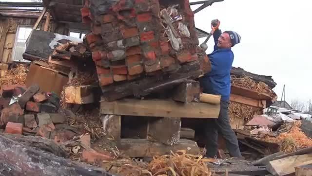Печка в доме рухнула!Лежал под печкой пистолет!