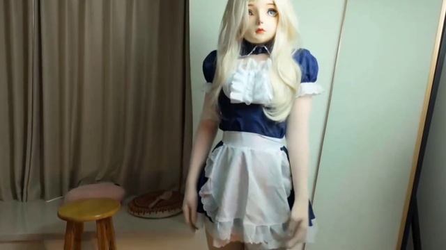 Девушка пробует костюм горничной и кигуруми-маску