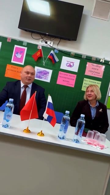 Русский дом в Оше передал учебники двум школам Баткенской области