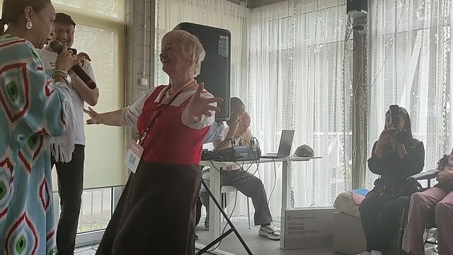 «Пустилась в пляс под песню про Меланью и бобы!» | Гоша Куценко снимает зрителей |