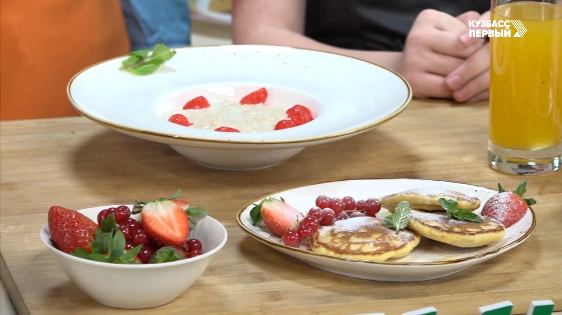 Готовим с Дикраном. Овсяная каша с вяленой вишней и оладьи с тыквой