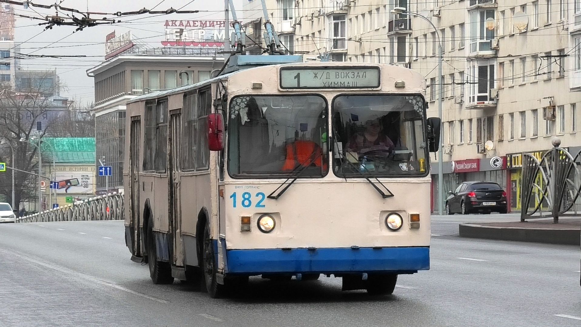Троллейбус Екатеринбурга ЗиУ-682Г [Г00] борт. №182 маршрут 1 на остановке "Проспект Ленина"