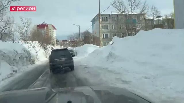 АВТОВЛАДЕЛЬЦЫ ВЫНУЖДЕНЫ ПАРКОВАТЬСЯ ВДОЛЬ ДОРОГИ   В СТОЛИЦЕ КАМЧАТКИ•БЕЗ КОММЕНТАРИЕВ