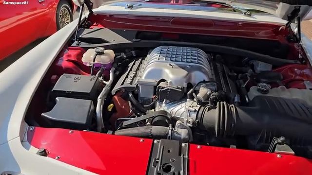 На автосалоне в Олд-Орчард-Бич, штат Мэн, США, представлены классические автомобили, хот-роды, с