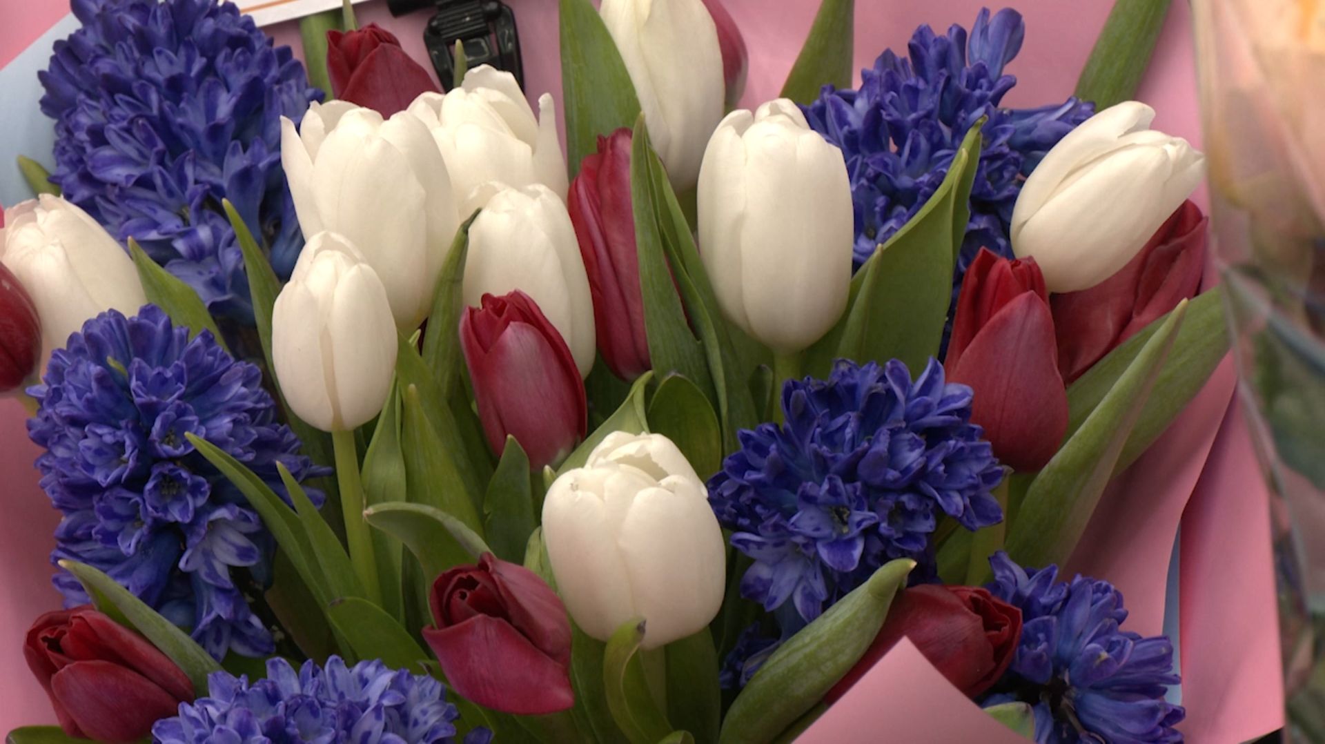 В преддверии самого красивого праздника флористы уже готовят цветочные прилавки