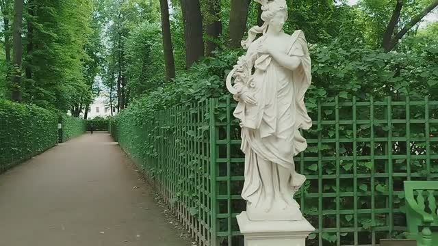 Летний сад — старейший парк Санкт-Петербурга