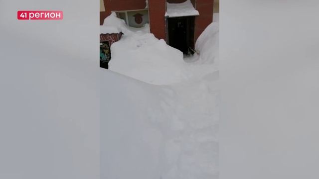 ДО СИХ ПОР НЕ РАСЧИЩЕНЫ МЕЖКВАРТАЛЬНЫЕ ПРОЕЗДЫ НА ПРОСПЕКТЕ 50 ЛЕТ ОКТЯБРЯ•БЕЗ КОММЕНТАРИЕВ