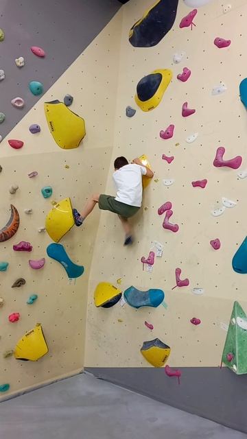 Жесть!  | Серега скалолаз  #серегаспортсмен #серегаспортсмен #боулдеринг #shorts