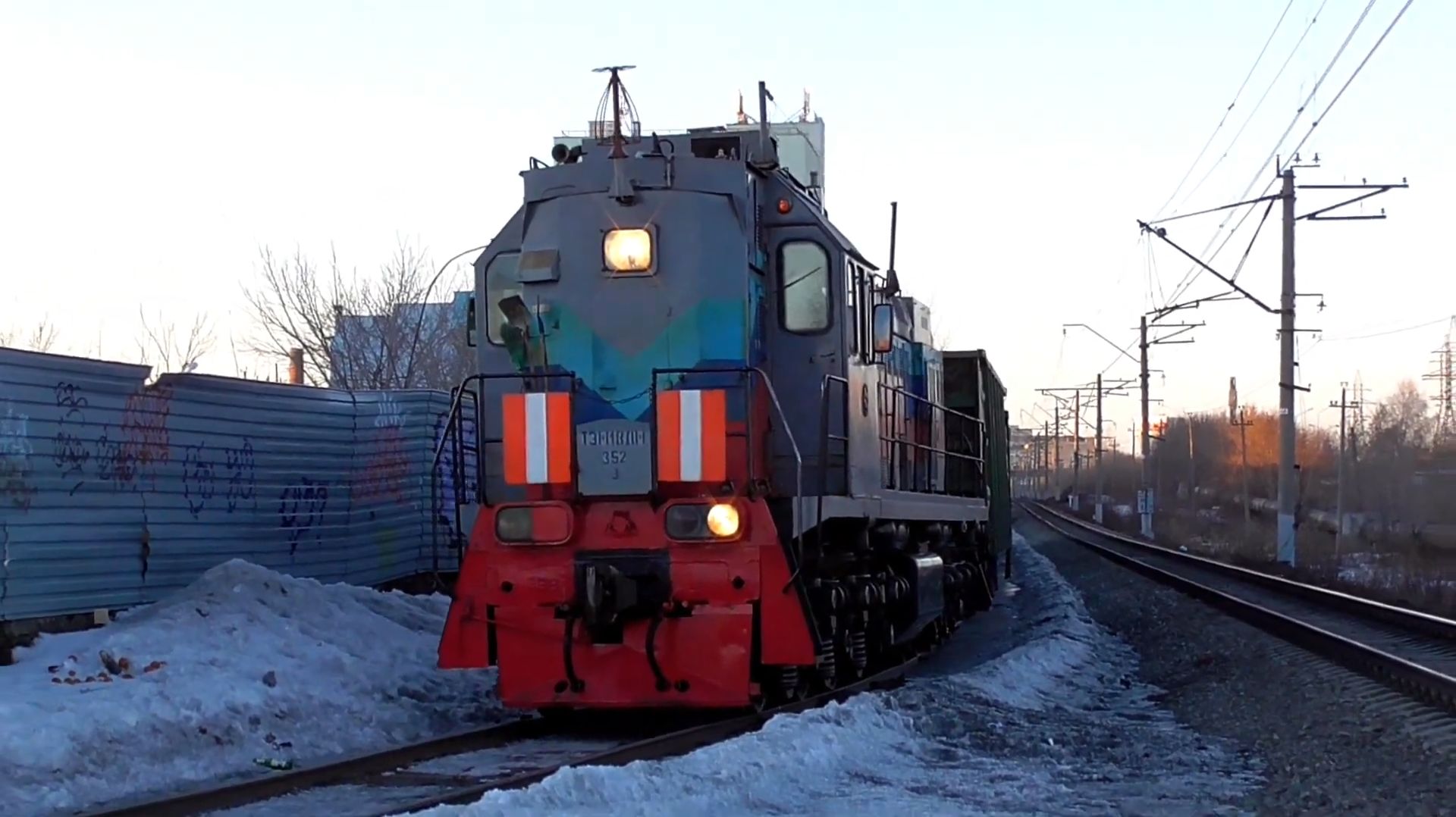 ТЭМ18ДМ-352 с грузовым составом в ожидании открытия ворот