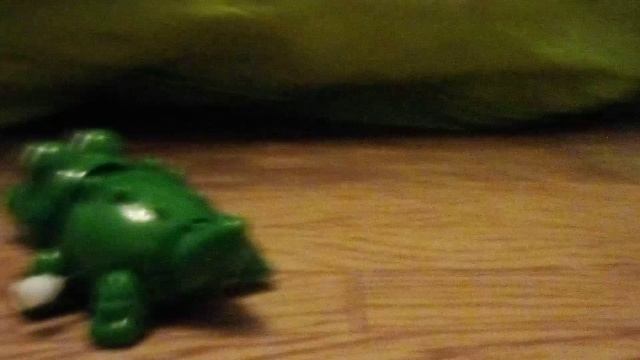 Устроил охоту заводного крокодила на заводную свинку. Сможет ли крокодил поймать свою добычу.