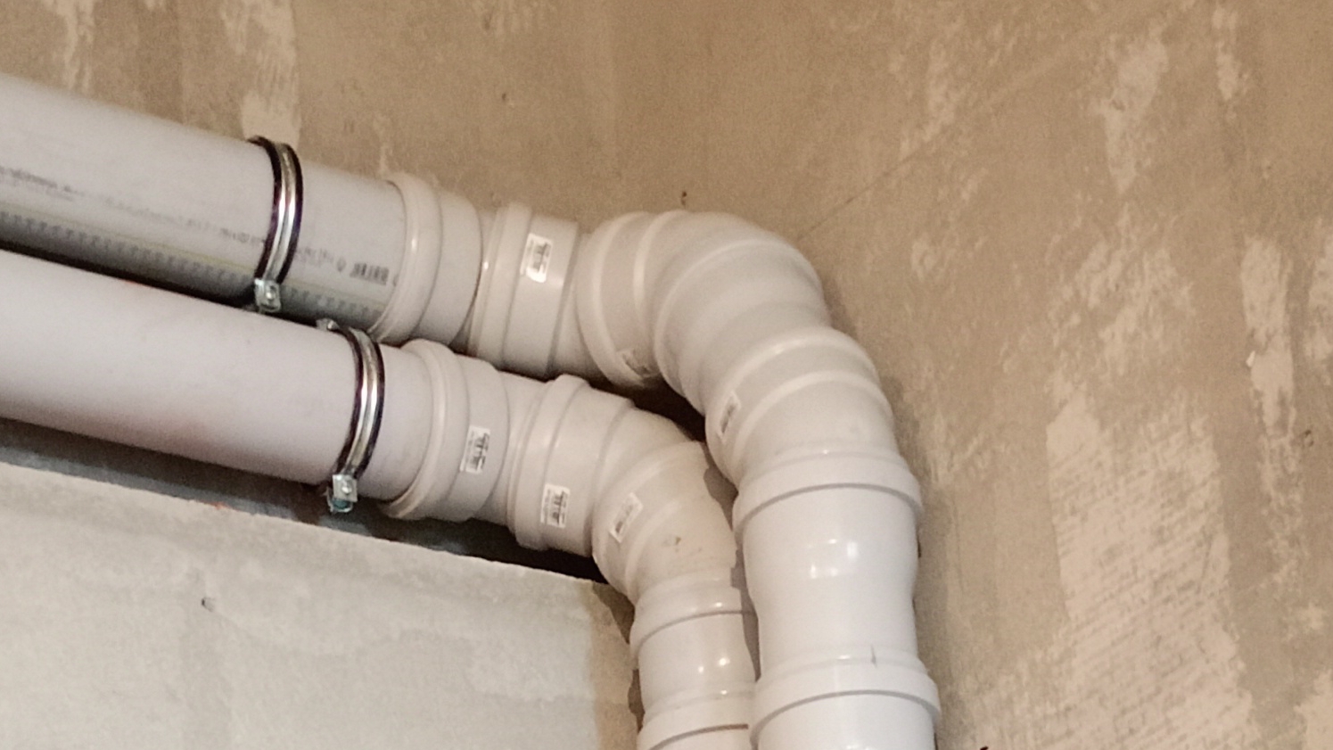 Водосток крыша толстостенная труба шумопонижения