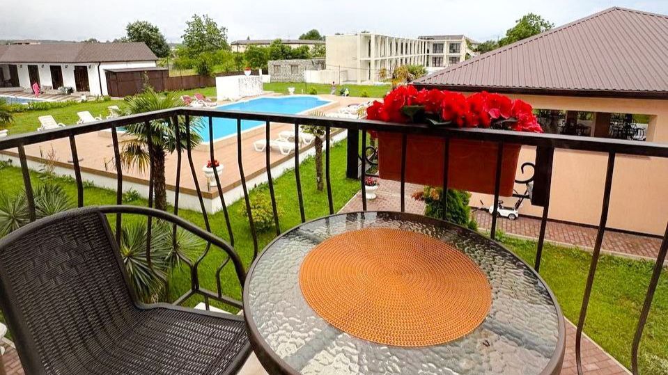 "АКВА" отель с бассейном и завтраками (Алахадзы, Абхазия)