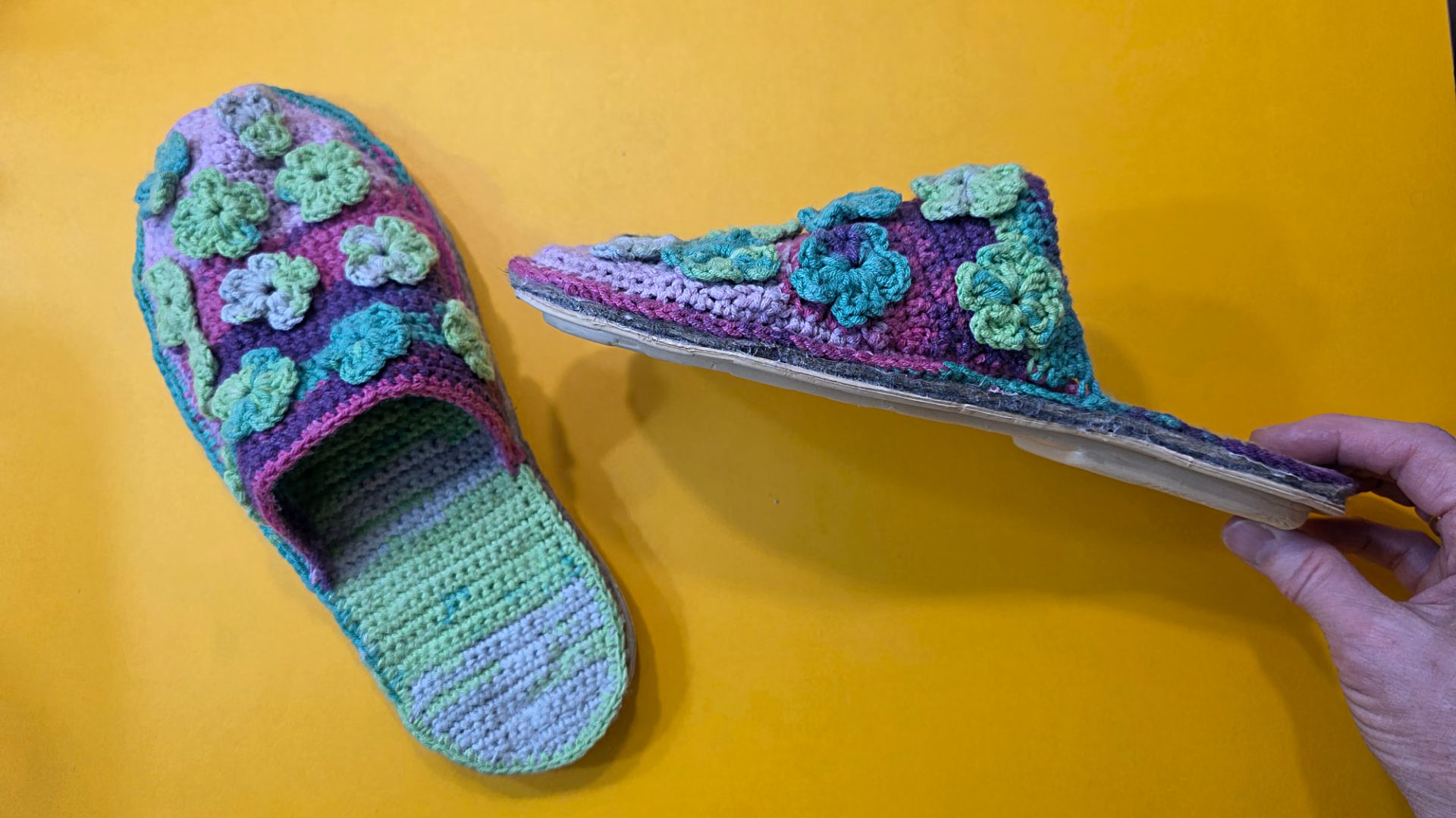 Как утеплить вязаные тапочки войлочной стелькой и приклеить к подошве . Подробно .