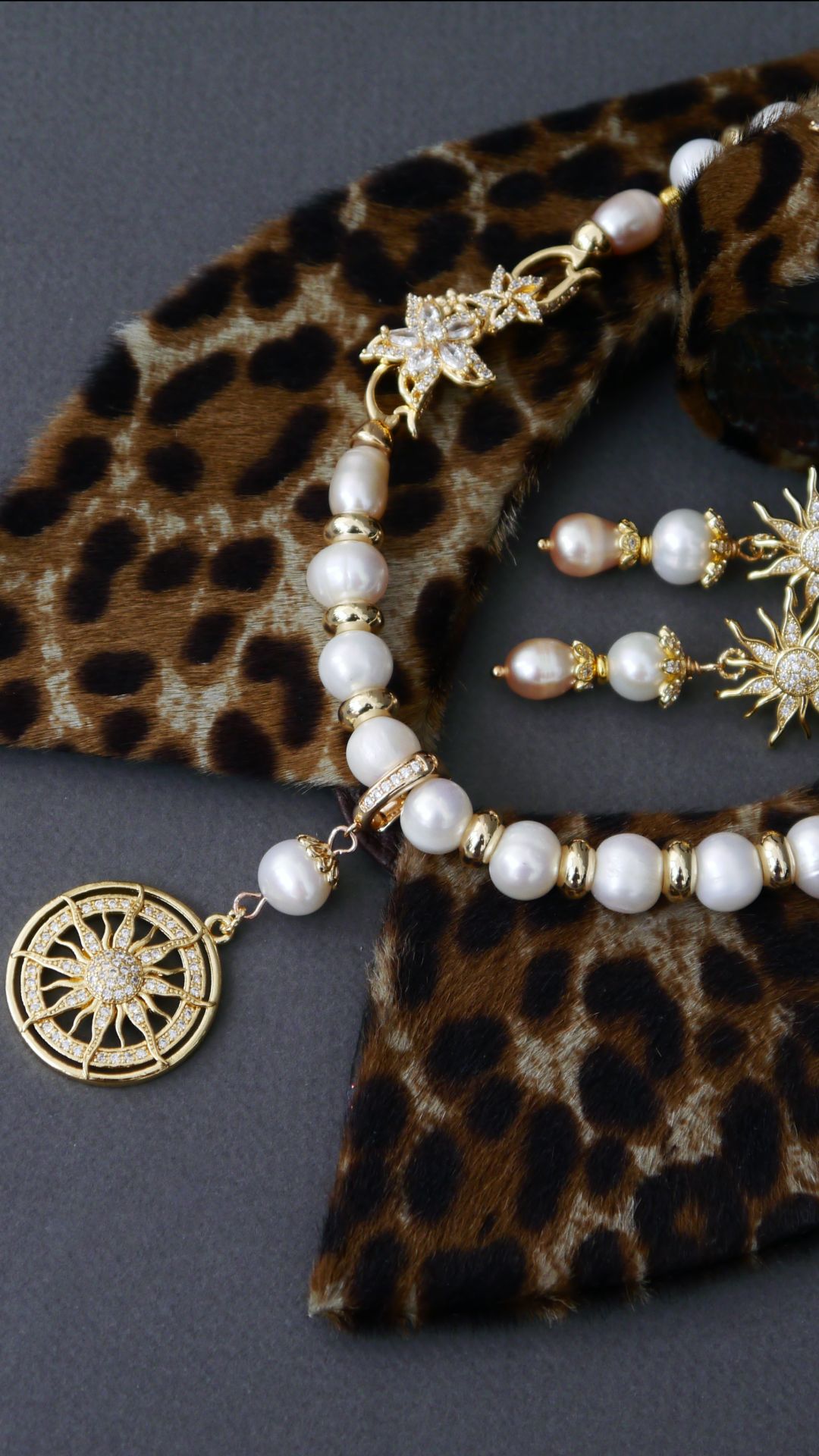 Леопардовый воротничок и браслет с жемчугом