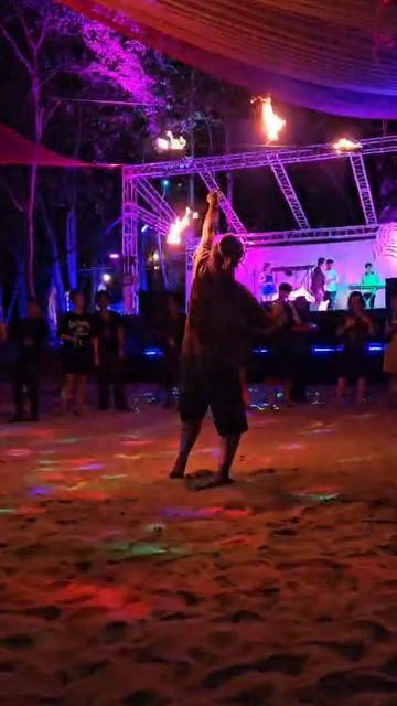 Кхмерская музыка. Остров Ко Ронг (Koh Rong), Новый год - Жонглер с огнем. Декабрь 2025. Камбоджа.