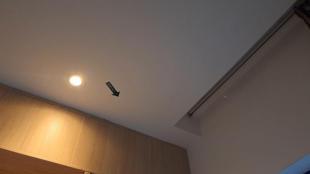 Зачем эта загадочная стрелка на потолке в номере отеля в Малайзии