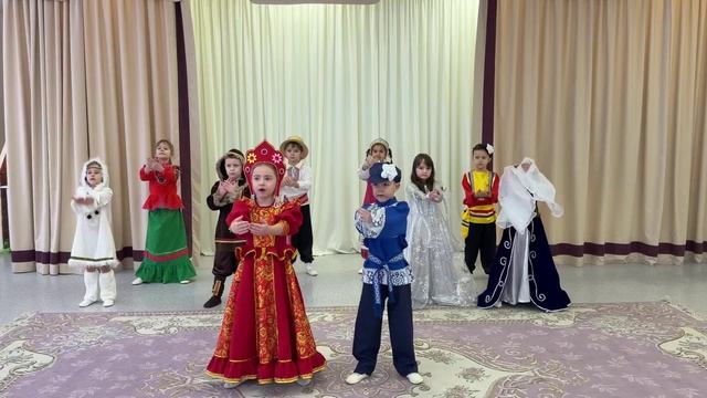 "Дружная семья, дружная Россия", Исполняют: Подготовительная группа № 12, 6лет