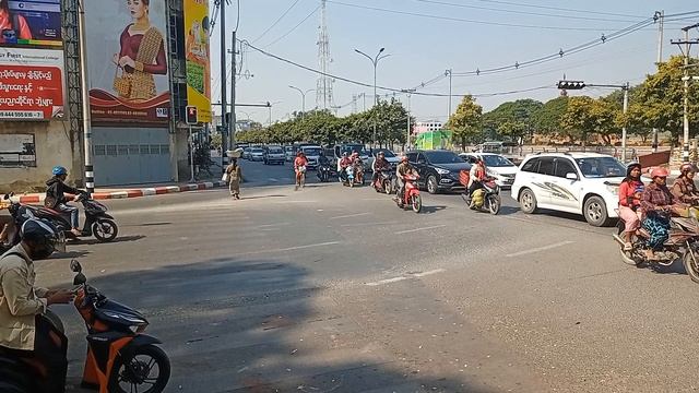 Мандалай (Mandalay), Мьянма, женщина с тазиком переходит улицу. Январь 2026.
