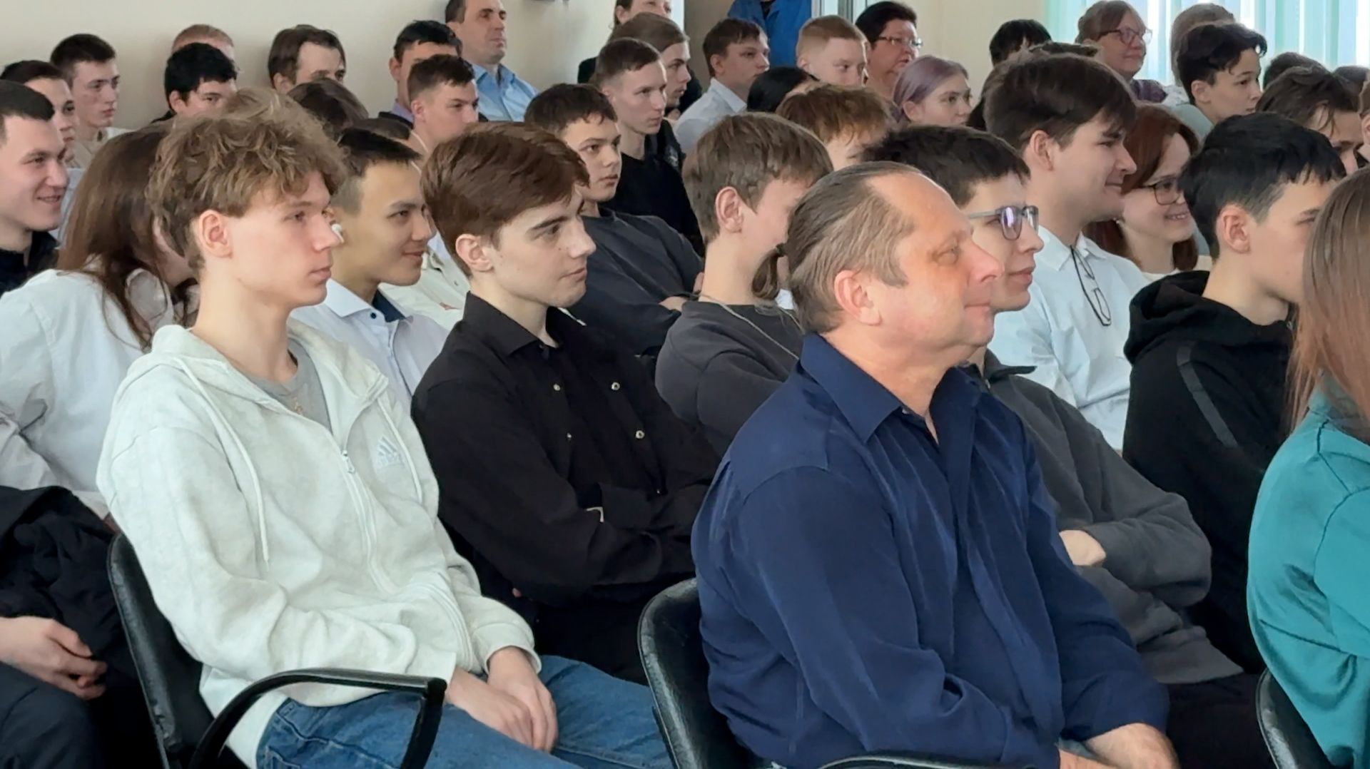 Студентам — о войне и мире: в техникуме состоялась встреча поколений