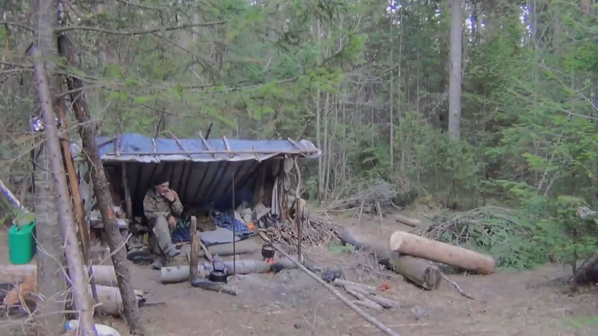 Рыбалка в глухой тайге Сибири Ловля Крупного Хариуса и Щуки Медвежий угол Медведя полно Жили 10 дней