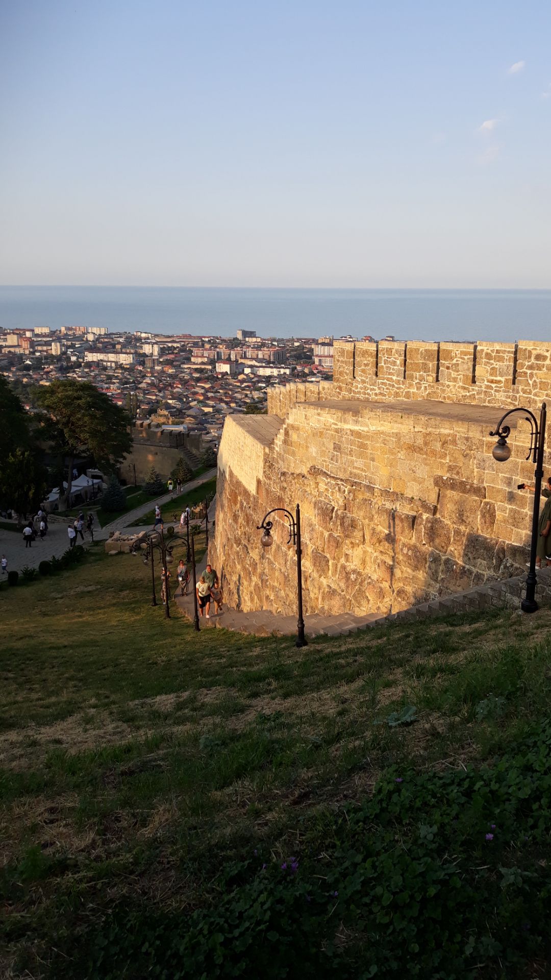 Вид на Дербент с крепости