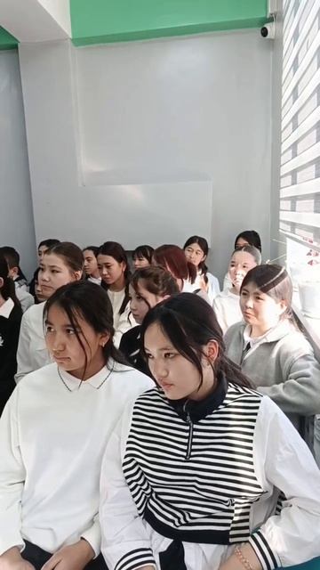 Русский дом в Оше передал учебники двум школам Баткенской области