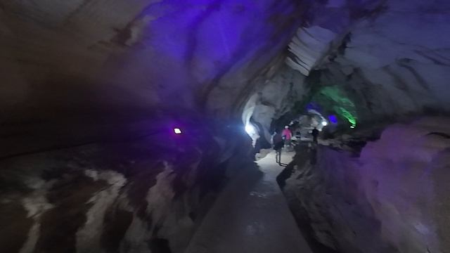 Пещера Tham Chang ходим внутри. Ванг Вьенг (Vang Vieng). Лаос. Январь 2026.