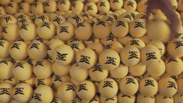 Интересный процесс изготовления мячей.