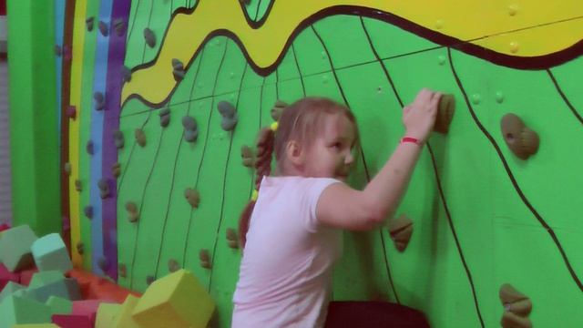 Счастливое детство: Наш день в батутном раю 🌞 (2019)