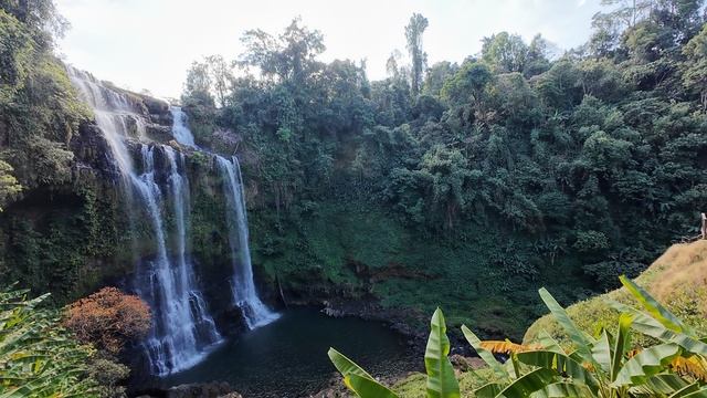 Водопад Tad Gneuang Waterfall вид с лестницы. Паксе (Pakse). Лаос. Январь 2026.