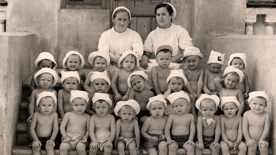 Стихотворение «Белые панамки» читает Елисеева Екатерина 11а МБОУ СОШ 9 Коврова