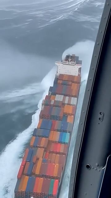 Огромная волна накрывает контейнеровоз