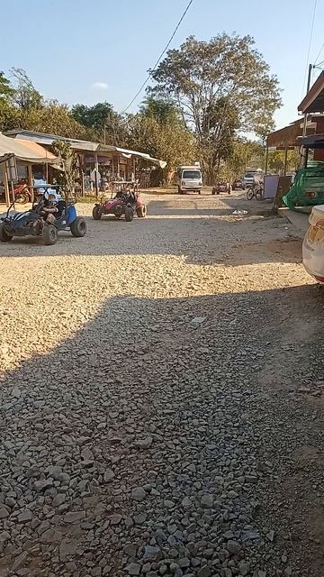 Голубая лагуна Багги подьезжают. Ванг Вьенг (Vang Vieng). Лаос. Январь 2026.