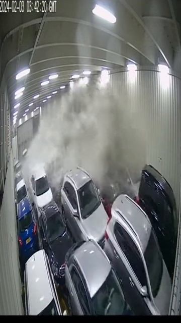Морская вода заливает грузовое судно, оставляя припаркованные автомобили беспомощными