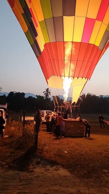 Воздушный шар перед взлетом. Ванг Вьенг (Vang Vieng). Лаос. Январь 2026.