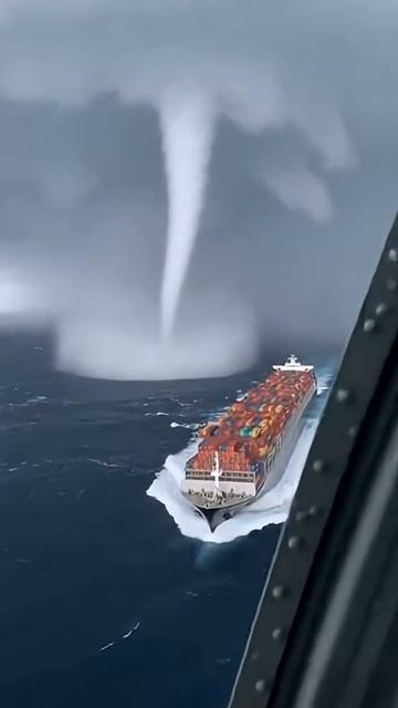 Мощный водяной смерч поглотил грузовое судно в море