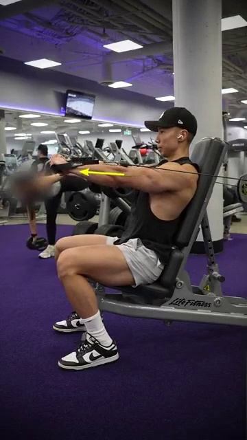 Выполняйте тросовые жимы от груди