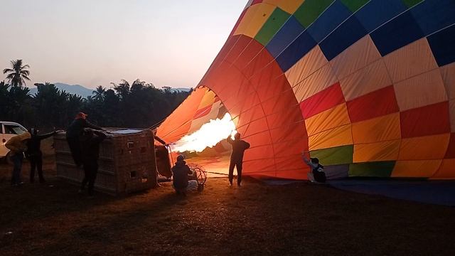 Воздушный шар, поджигают горелку! Ванг Вьенг (Vang Vieng). Лаос. Январь 2026.