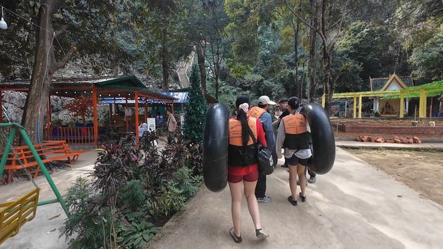 Пещера Tham Chang путь к лестнице и лагуне. Ванг Вьенг (Vang Vieng). Лаос. Январь 2026.