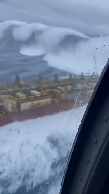 Гигантские волны против корабля. Выживание