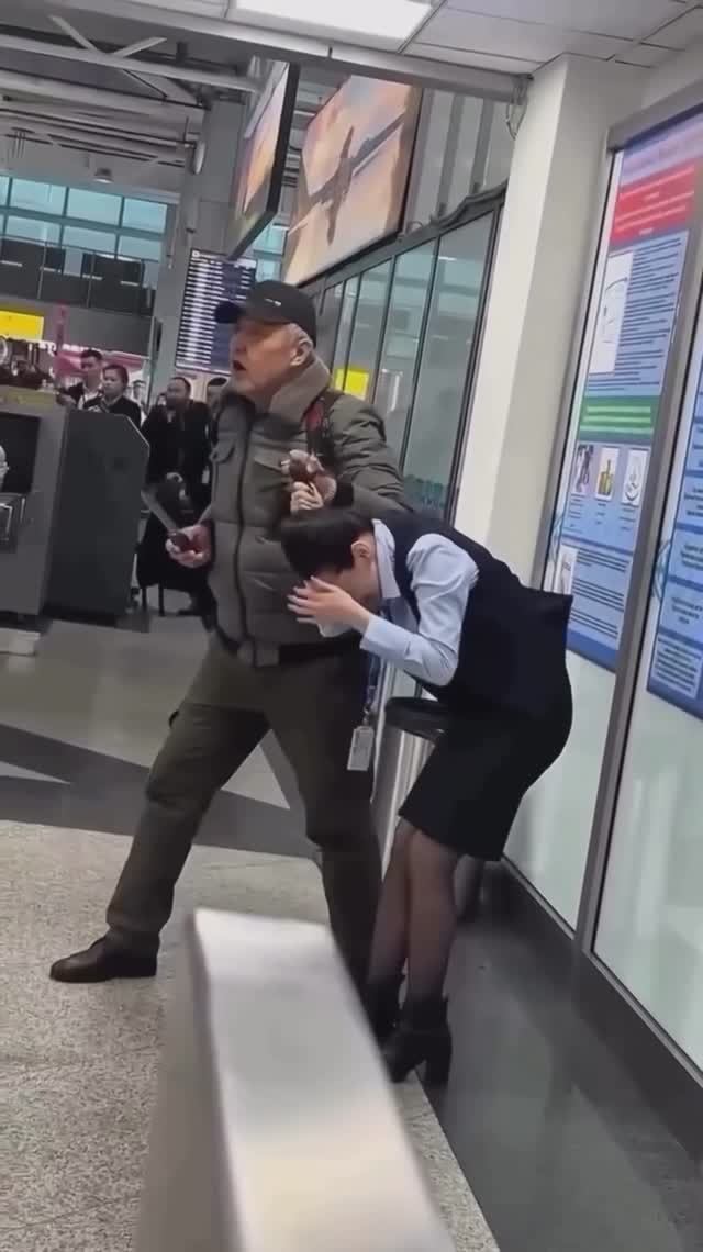 Пассажир обезоружил нападающего с ножом в аэропорту Алматы
