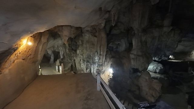 Пещера Tham Chang внутри. Ванг Вьенг (Vang Vieng). Лаос. Январь 2026.