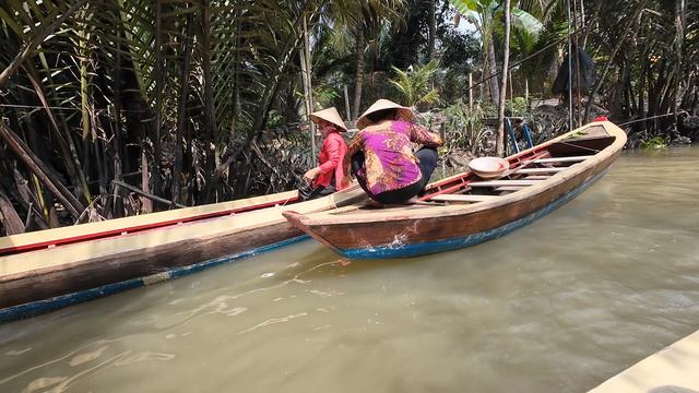Дельта Меконга плывем по каналу на веслах мимо таксистов. Вьетнам. Январь 2026.