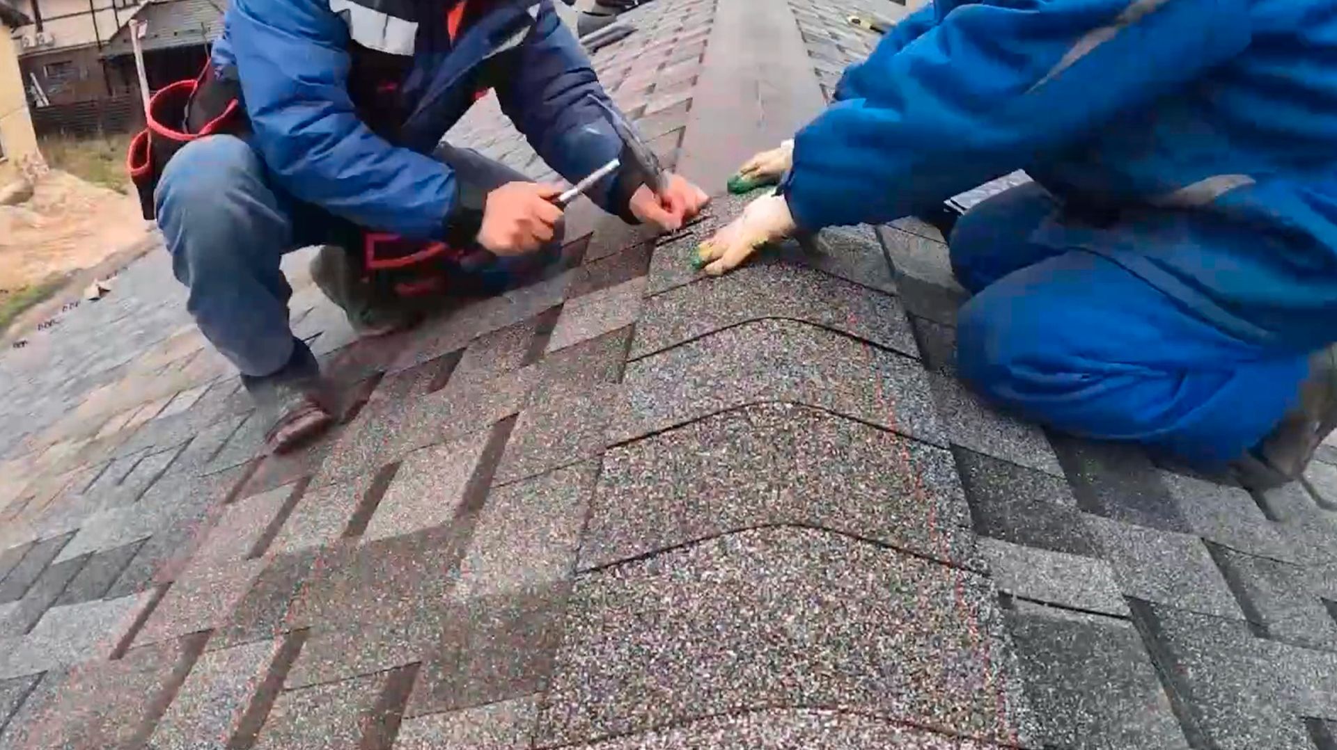 МЯГКАЯ КРОВЛЯ ОГРОМНОЙ КРЫШИ. КРЫЛЬЦО НА МЕТАЛЛИЧЕСКИХ СТОЛБАХ