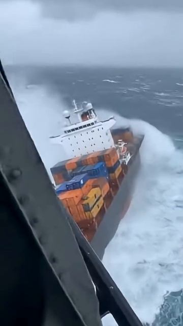 Кто кого?. Контейнеровоз или океанская волна