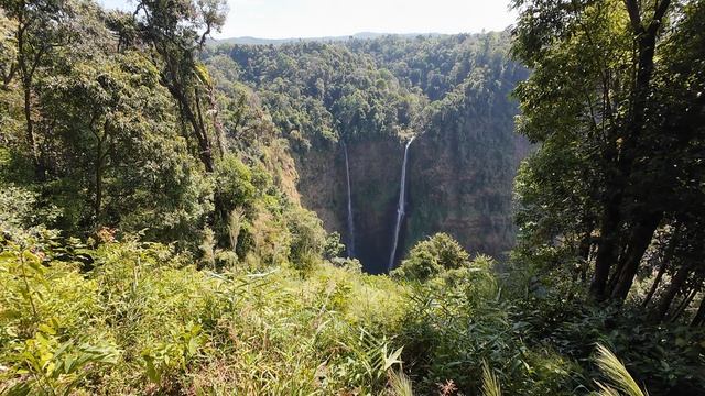 Водопад Song Phou Dan Waterfall вид сверху лес. Паксе (Pakse). Лаос. Январь 2026.