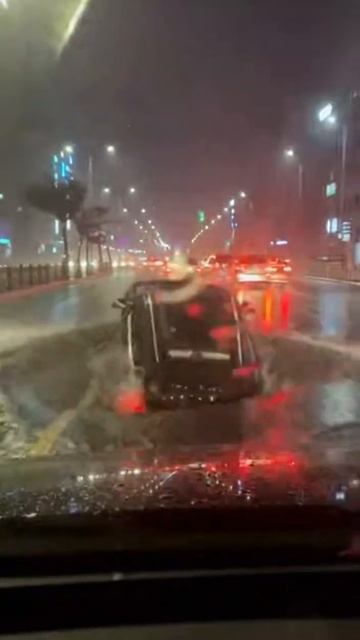 Что, если бы прямо перед вами во время движения в сильный дождь образовалась воронка