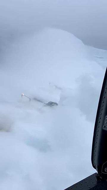 Волна атакует корабль