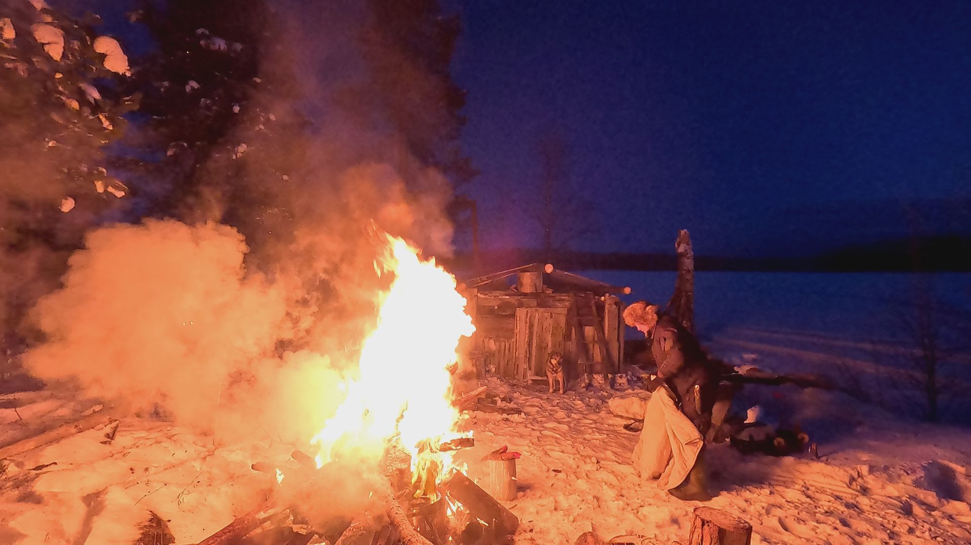 ЖИЗНЬ В ИЗБЕ НА ОСТРОВЕ. СЖЁГ ВЕСЬ ХЛАМ. ОГРОМНЫЙ КОСТЁР ОСВЕТИЛ ВЕСЬ ОСТРОВ. РЕМОНТ ИЗБЫ